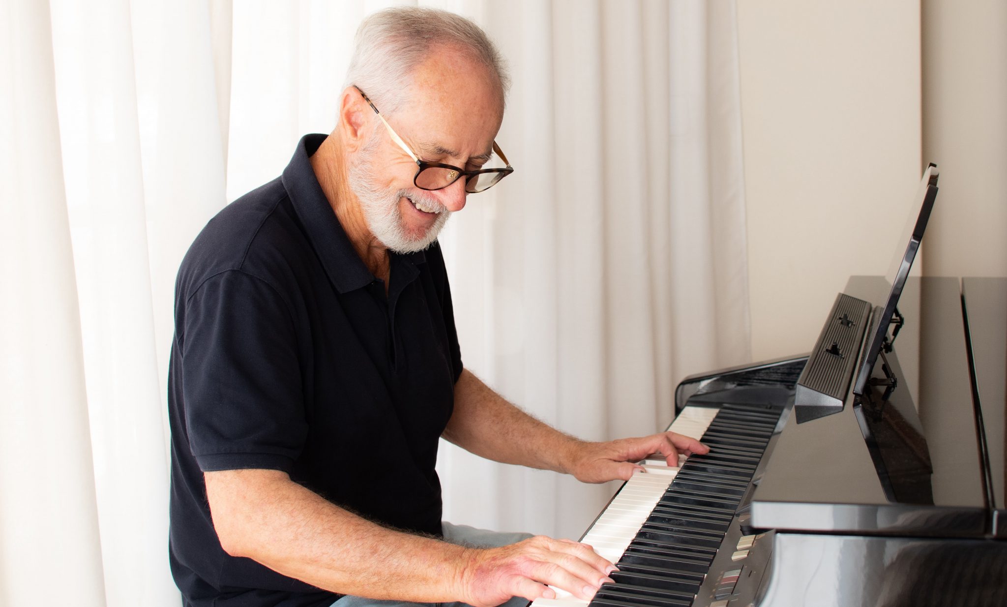 Old man play on piano. isolated against white background - Üben und Musizieren